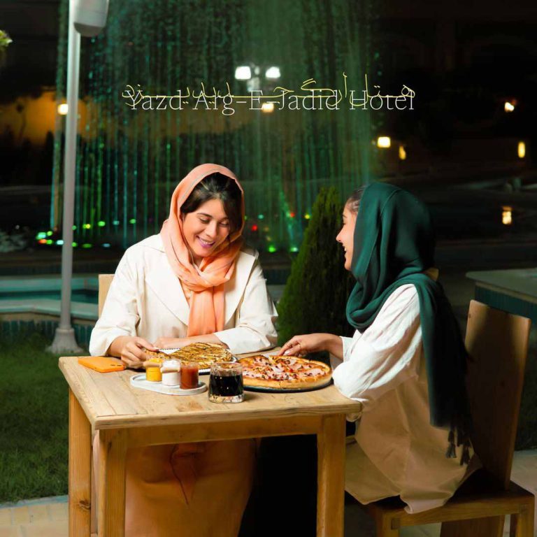 کافی شاپ هتل ارگ یزد: کافه هتل و کافه فضای باز